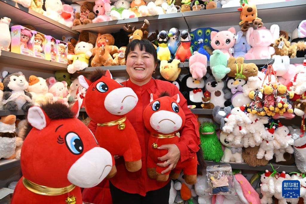 浙江义乌：“哭哭马”意外走红成爆款玩具-新华网