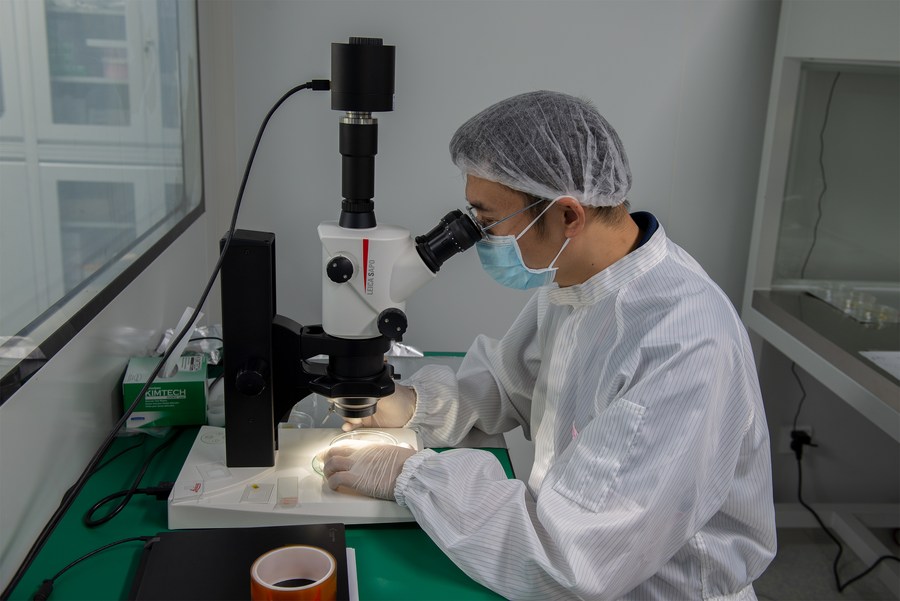 Across China: Beauty of tiny bits of moon under the microscope-Xinhua